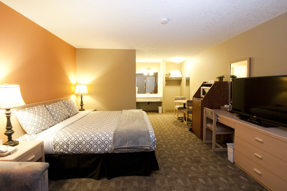 Cochrane Hotels | Hotels in Cochrane | Bow River Inn